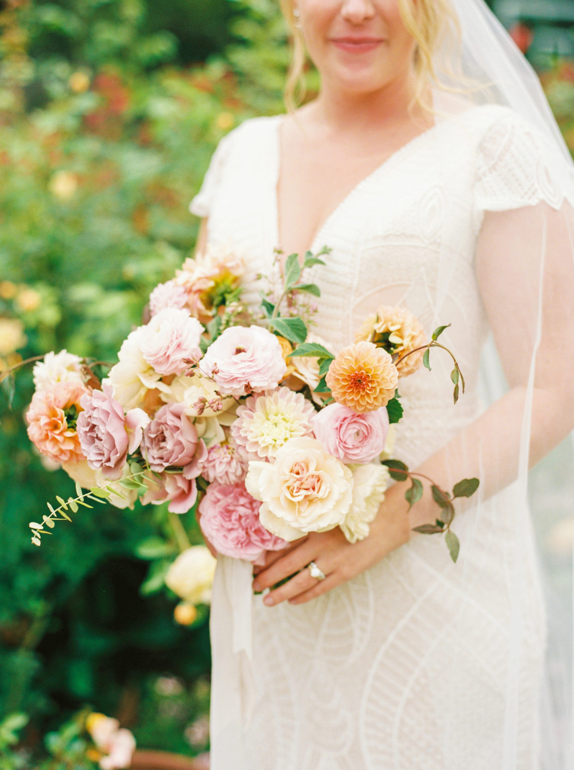 10 Colorful Spring Wedding Bouquets - oliviamarshall.com